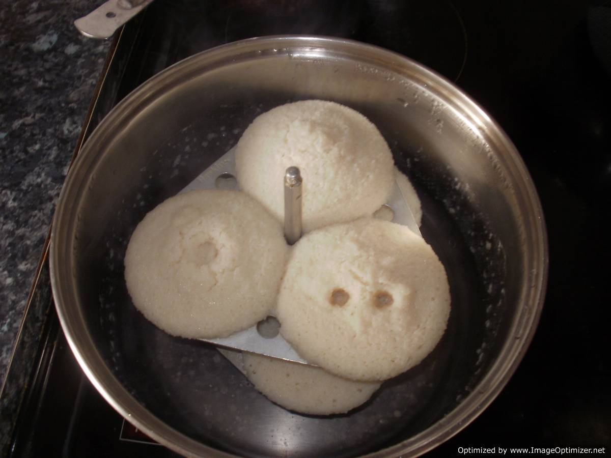 Idli made with idli rava (or idli sooji)